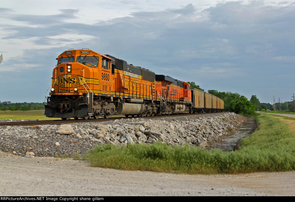 BNSF 9880 Leads a empty back to the mines!!